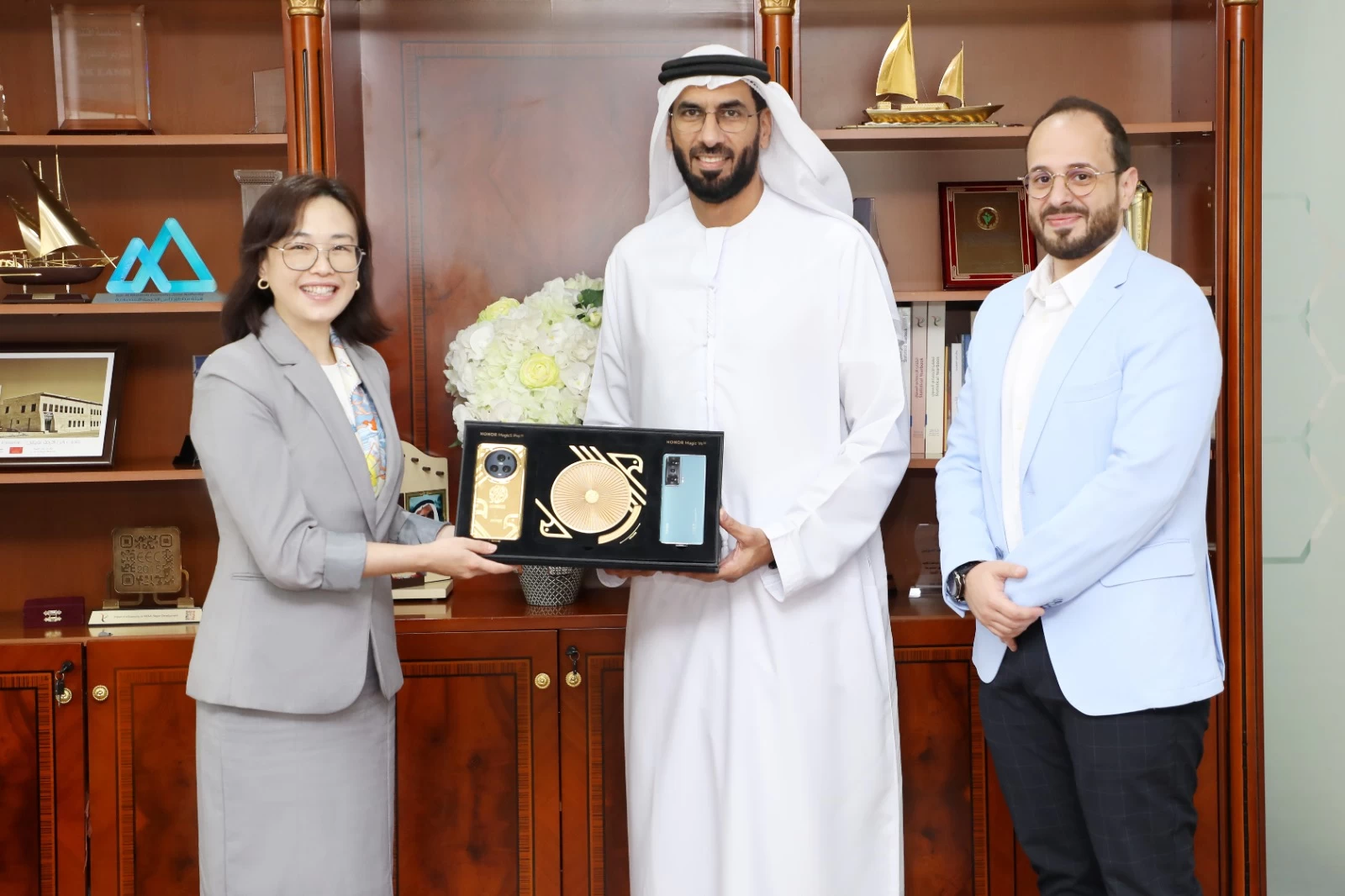 HONOR تسلم معالي الشيخ محمد بن كايد القاسمي نسخة ذهبية من Magic5 Pro - Arabhardware