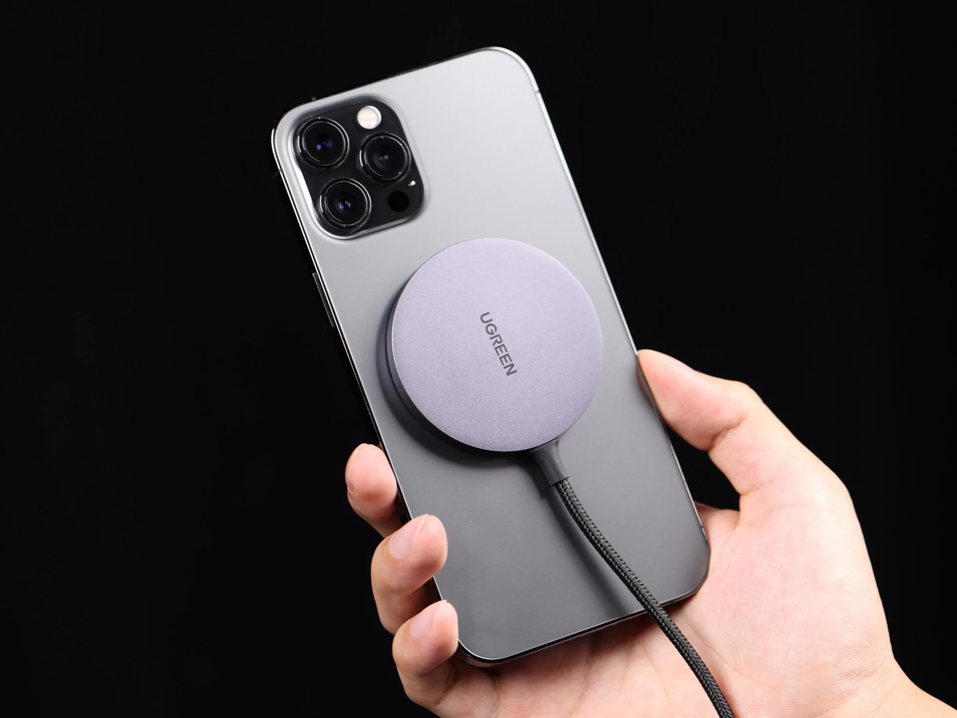 آبل تعطي الـ MagSafe للأندرويد، وتوسّع دعم تقنية "Qi2" على الآيفون ...